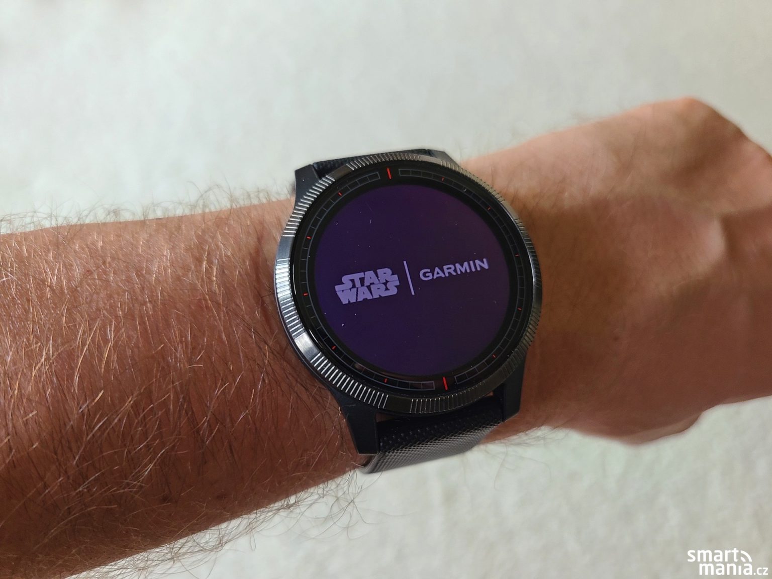 Recenze Garmin Vivoactive 4 (Star Wars edice): temná strana zápěstí ...