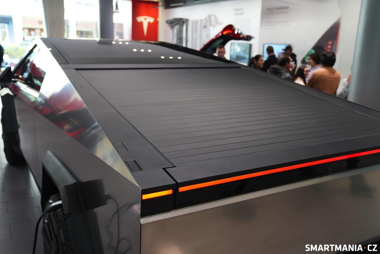 Vyzkoušeli jsme si Cybertruck! Naživo je gigantický a budí emoce ...