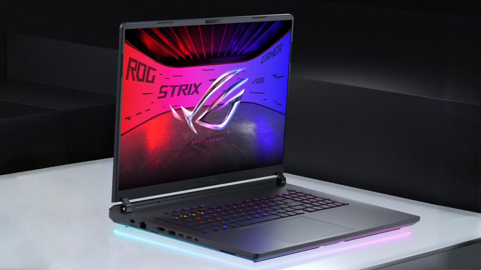 Recenze Asus ROG Strix Scar 18: herní bestie se vrací s RTX 5090 ...
