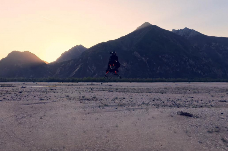 Poláci postavili létající motorku. Futuristický Volonaut Airbike má ...